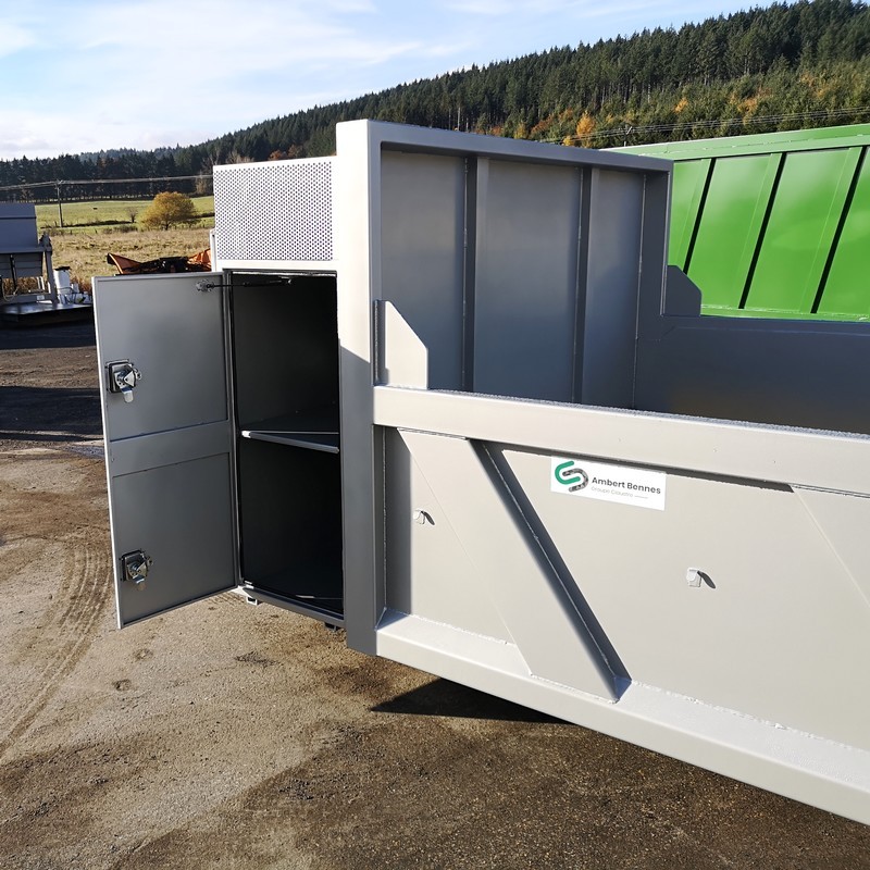 Novembre 2021 : Benne TP monocoque sur mesure avec coffres dos cabine