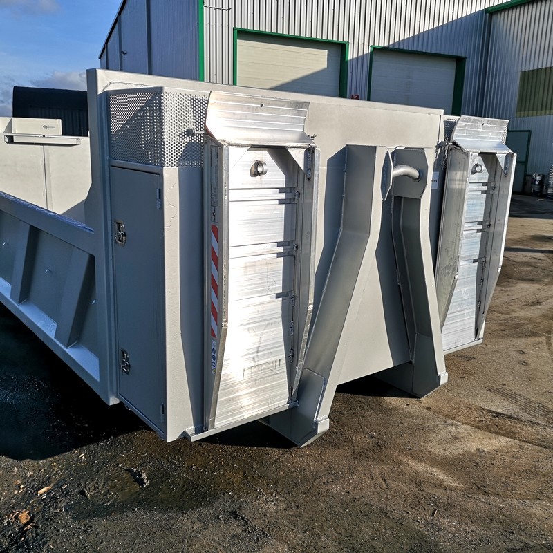 Novembre 2021 : Benne TP monocoque sur mesure avec coffres dos cabine